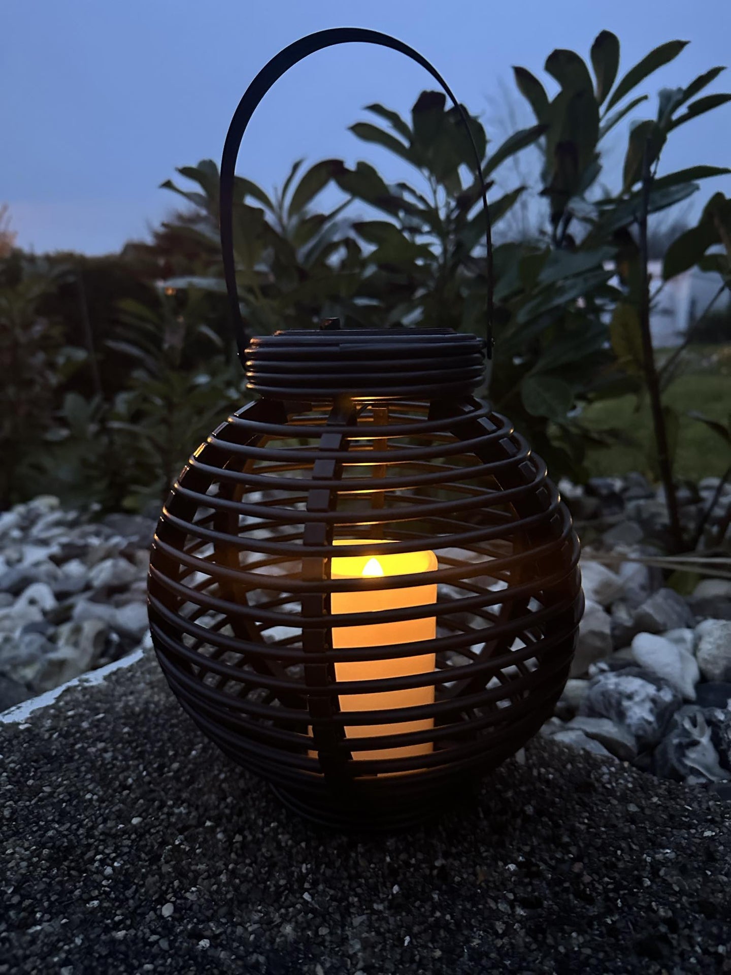 Lykta med solceller – Black – VIAMAJA.SE
